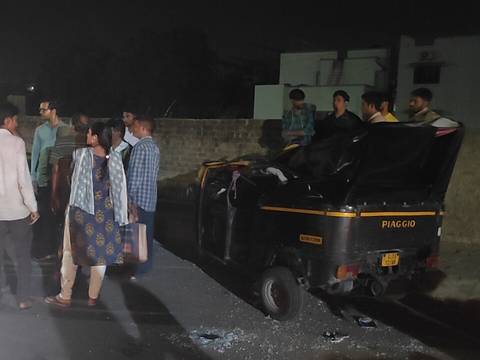Six-wheeled rickshaw overturned near Sports Club in Disa; The rickshaw ...