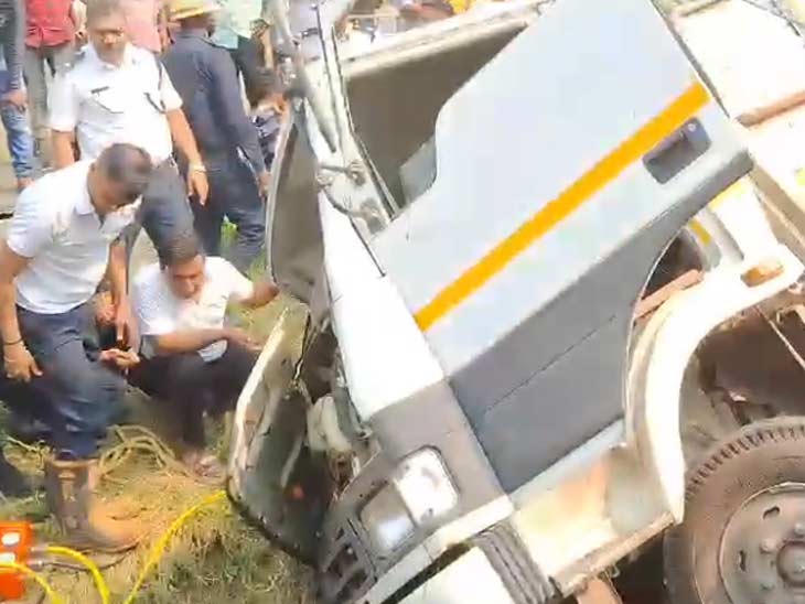 A 216 gas cylinder loaded tempo overturned on Hazira Road, the driver ...