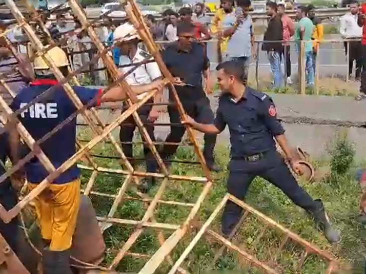 A 216 gas cylinder loaded tempo overturned on Hazira Road, the driver ...
