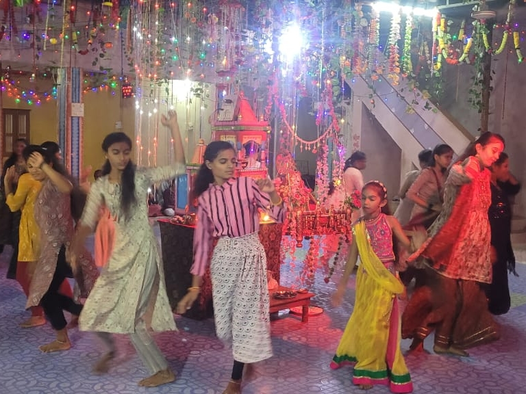 Traditional Navratri celebration in Rapper's Adesar, girls join in ...