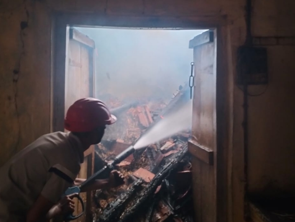 Old Shinol village of Dhansura was brought under control by fire ...