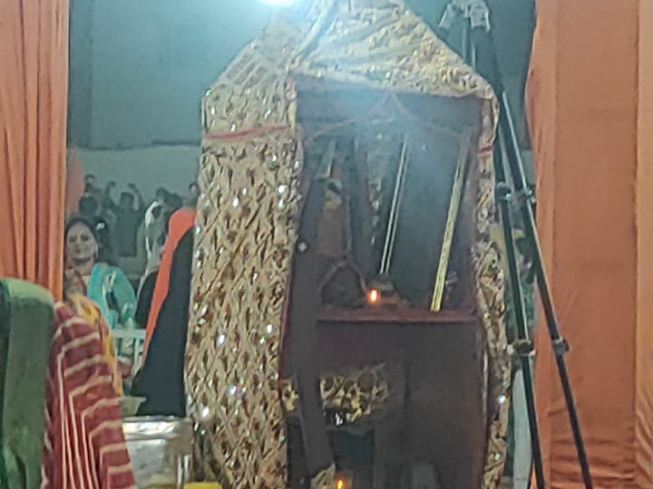 Traditional Navratri celebration in Rapper's Adesar, girls join in ...