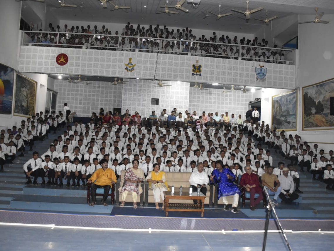 A concert was held at Sainik School Balachdi, Jamnagar, Pandit Salil ...