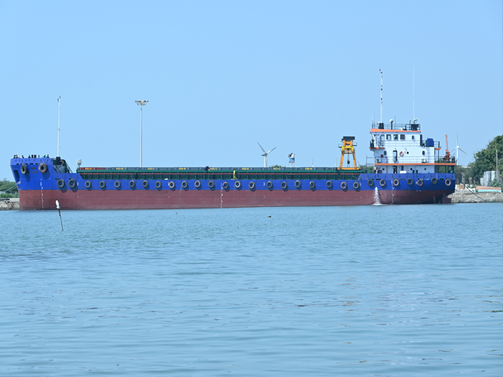 State's first giant barge floated at Mandvi port | આ બંદરે ઇતિહાસ રચ્યો ...