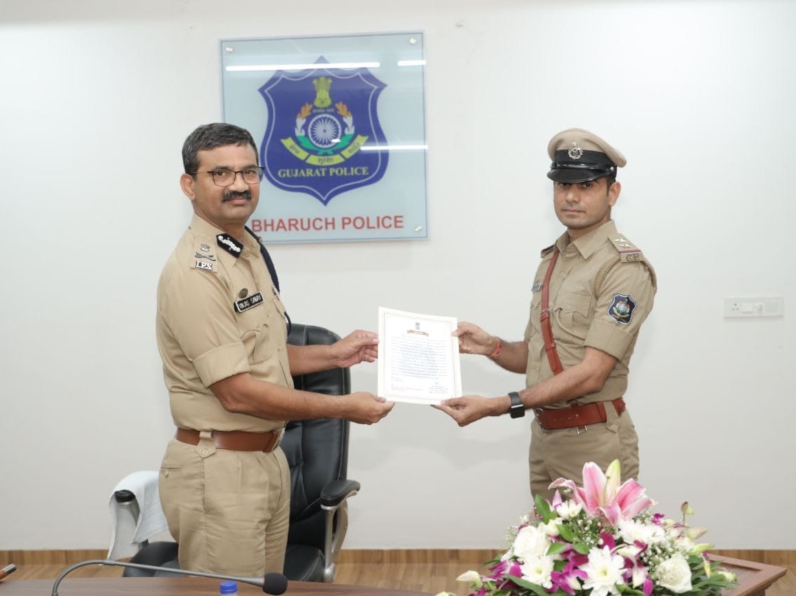 11 police officers-employees of Bharuch district felicitated by DGP ...