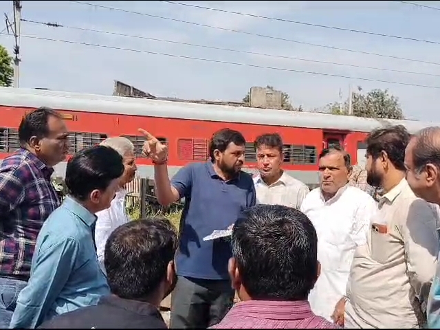Delay in under bridge operation at Godhra's urban railway gate; MLA C.K ...