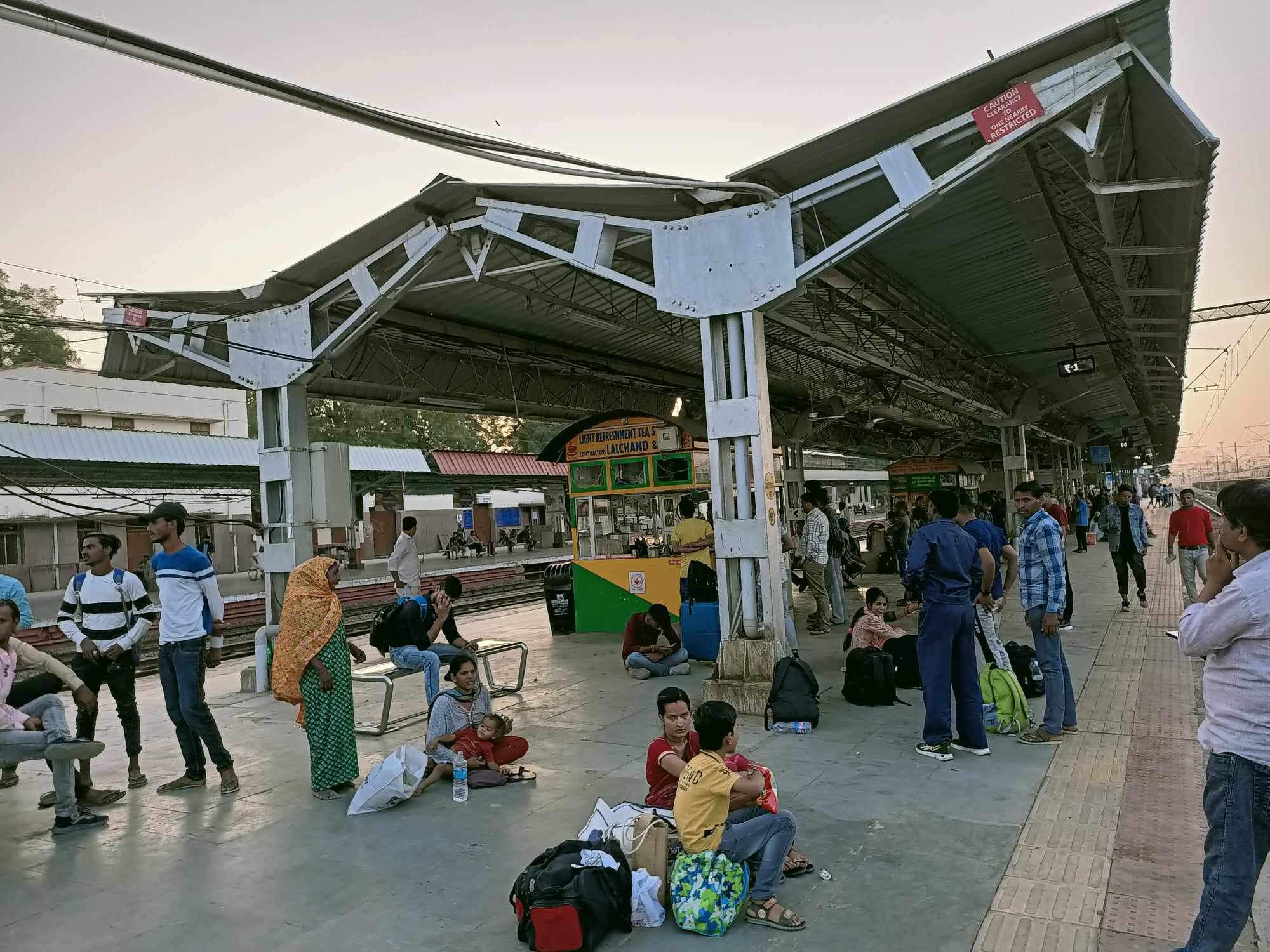 The stampede of foreigners going to celebrate Diwali from Godhra ...