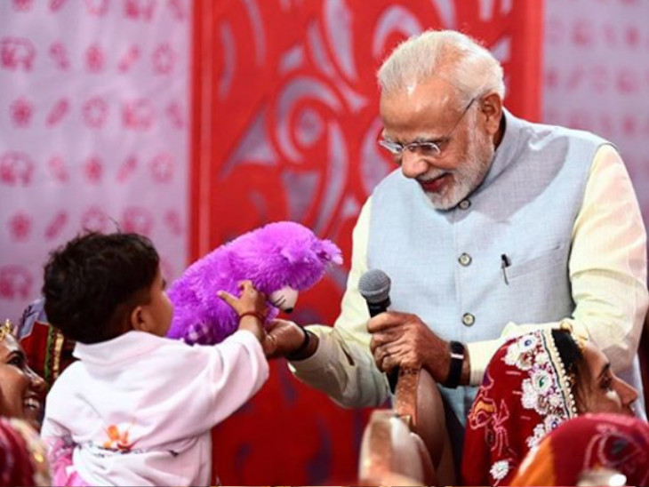 PM Modi becomes a child by seeing children, Children's Day | બાળકોને ...