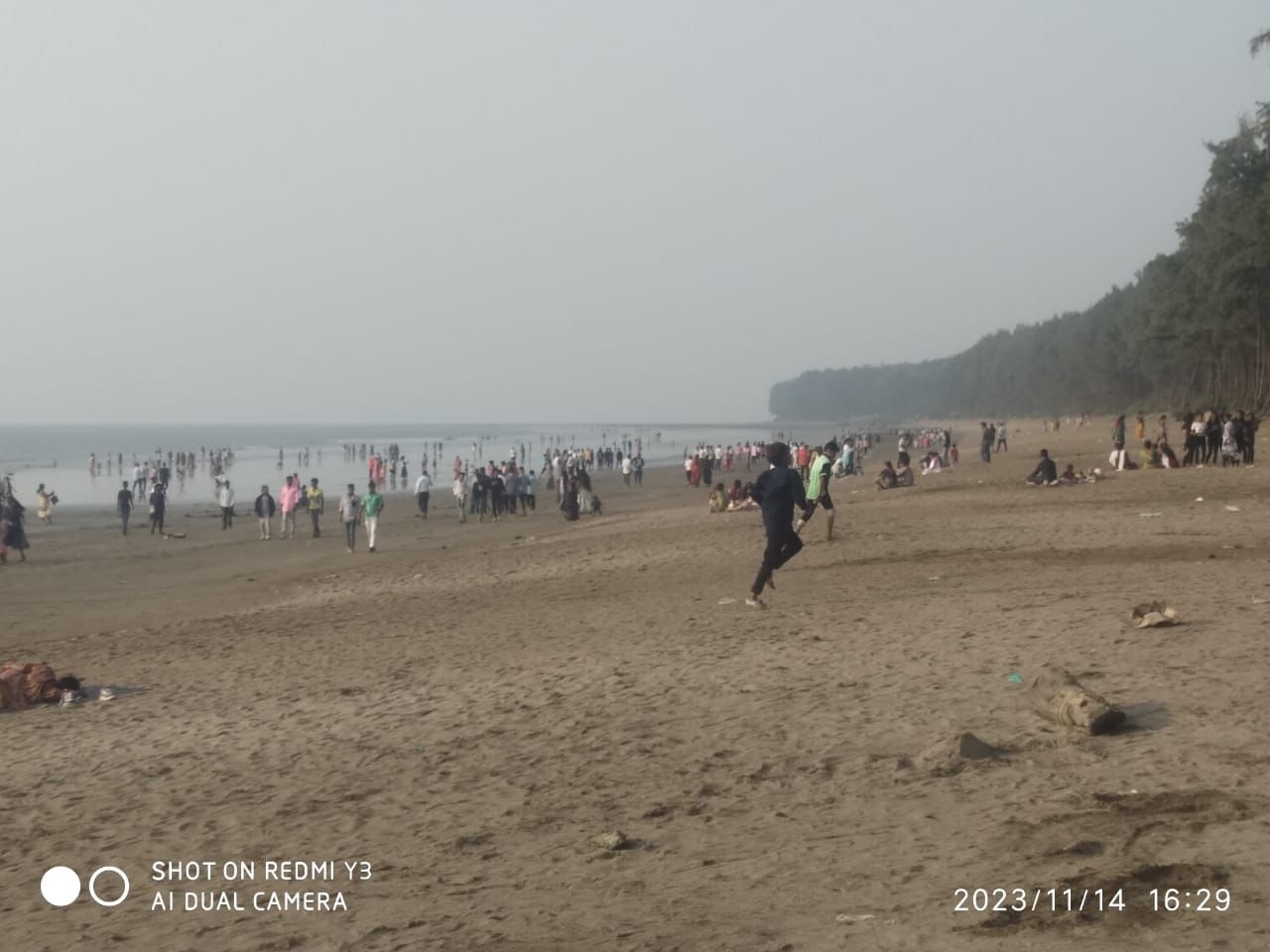 A large number of tourists thronged Nargol Beach in Umargam on the ...