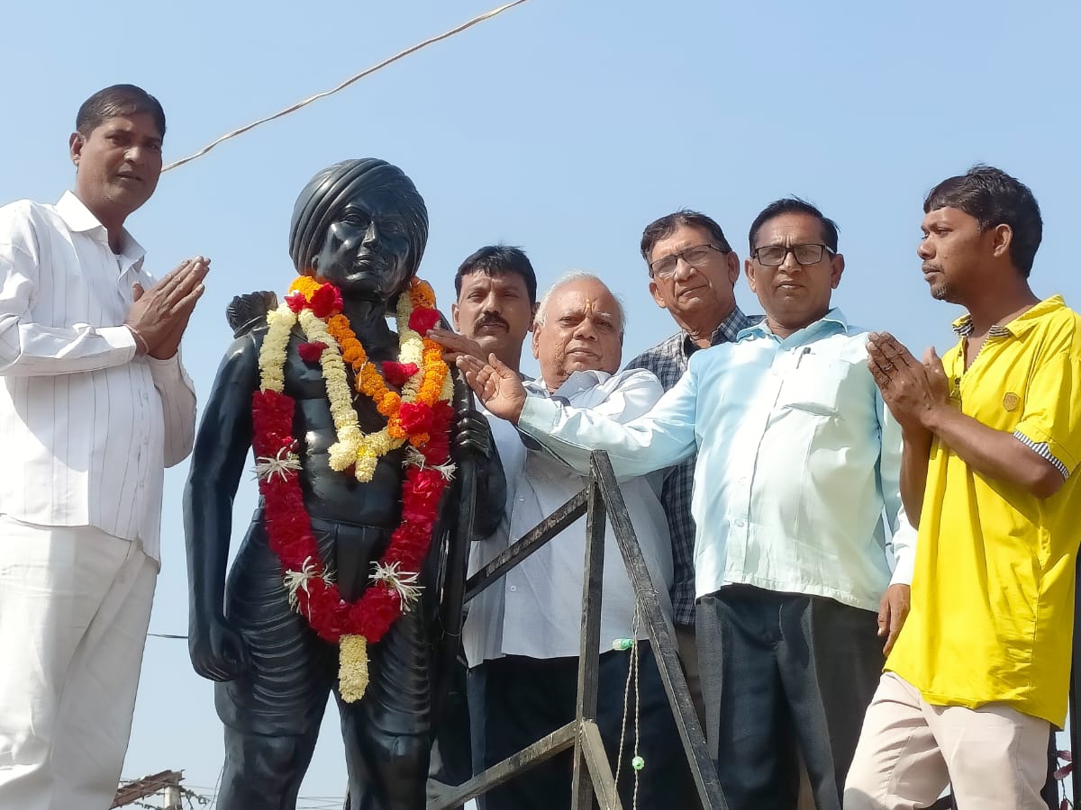 A wreath-laying program was held on the occasion of the birth ...