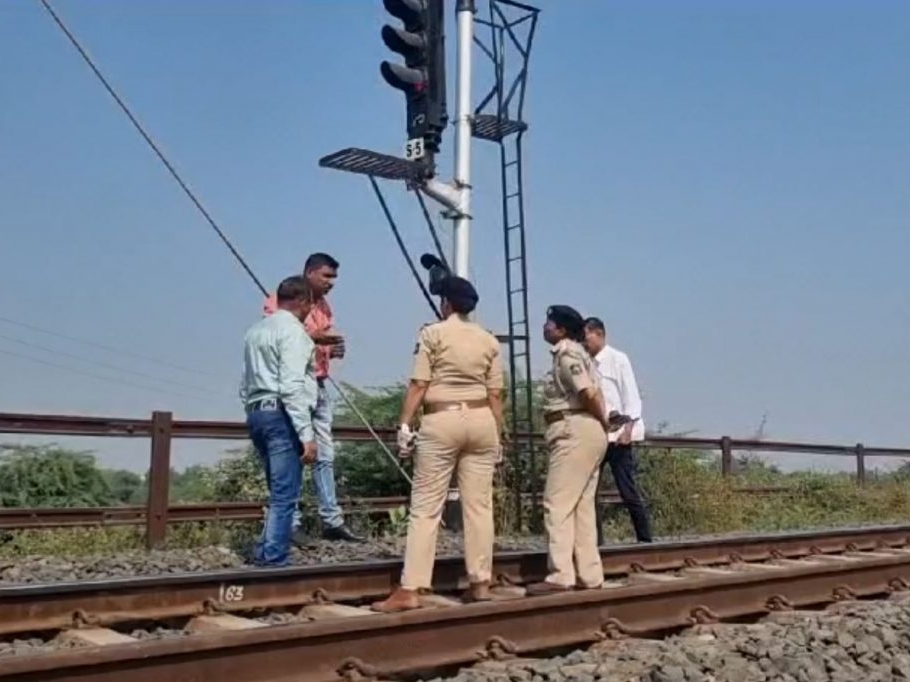 Robbers lost signal and stopped the train between Ambav-Angadi railway station and robbed the ...