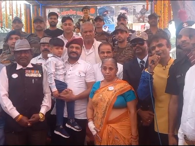 Statue of Jawan Laljibhai Bambhania was unveiled at Damasha village ...