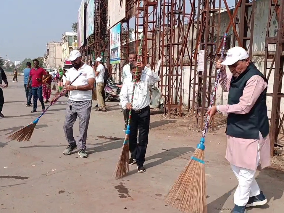 A cleaning campaign was held at Godhra Bus Station under the 'Shubh ...