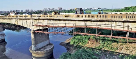 Shastri Bridge will be closed on one side for four months for repairs ...