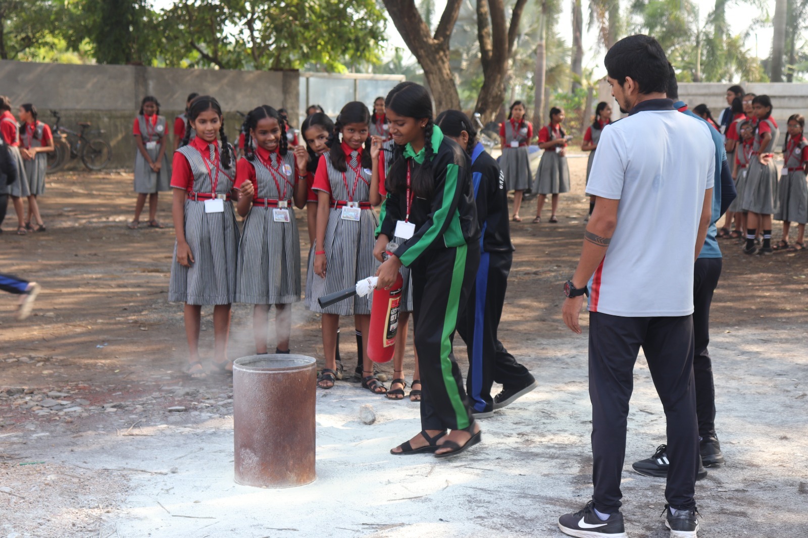 Guidance on fire rescue in Gyan Ganga School, Vapi | મોકડ્રિલ: વાપીની જ્ઞાન ગંગા સ્કૂલમાં આગ ...