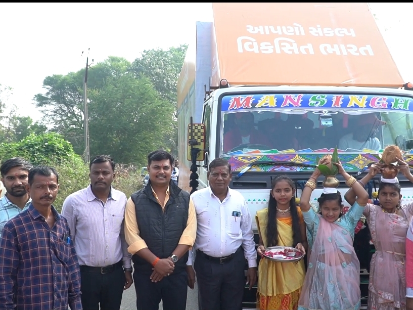 Hindoliya village of Lunawada gave a traditional welcome to Garanti's ...
