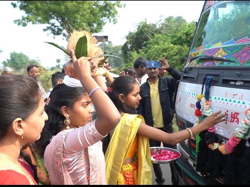 Hindoliya village of Lunawada gave a traditional welcome to Garanti's ...