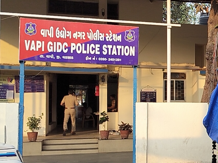 Vapi GIDC police nabbed 2 accused wanted for 5 years in case of theft ...