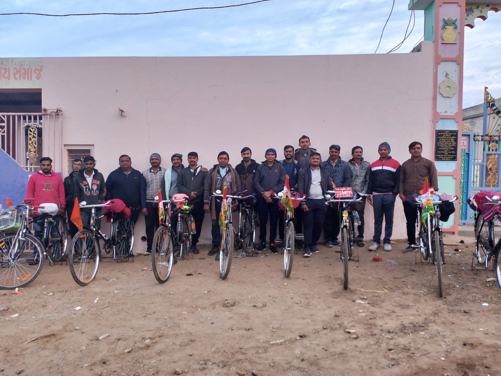 13 youths from Lakhpat's Dayapar embarked on a cycle journey to Ranuja ...