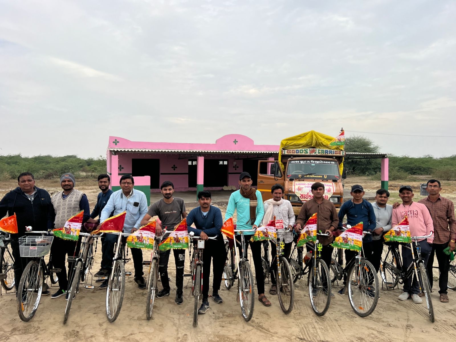 13 youths from Lakhpat's Dayapar embarked on a cycle journey to Ranuja ...