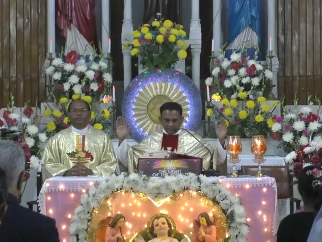 At 12:00 pm in Valsad, Jesus' birth day was celebrated at the church ...