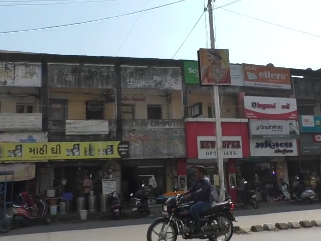 In Avabai shopping center on Valsad's Gaurav Path, the locks of 6 shops ...