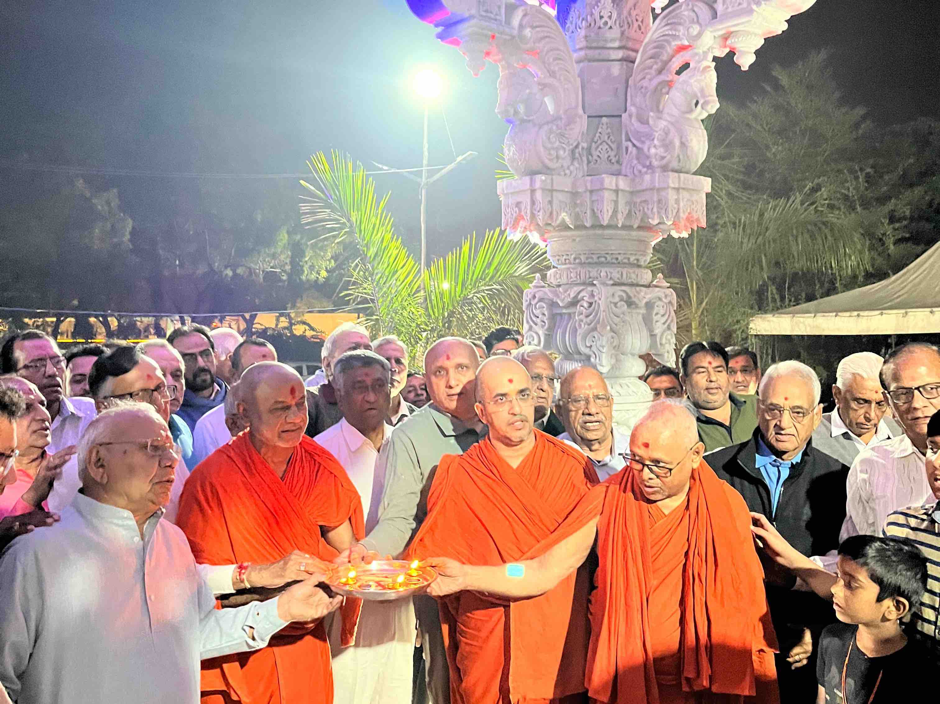 Kumkum 'Ananda Dham' at Hirapur presenting the idol of 'Sadguru Swami' | કુમકુમ 'આનંદધામ ...