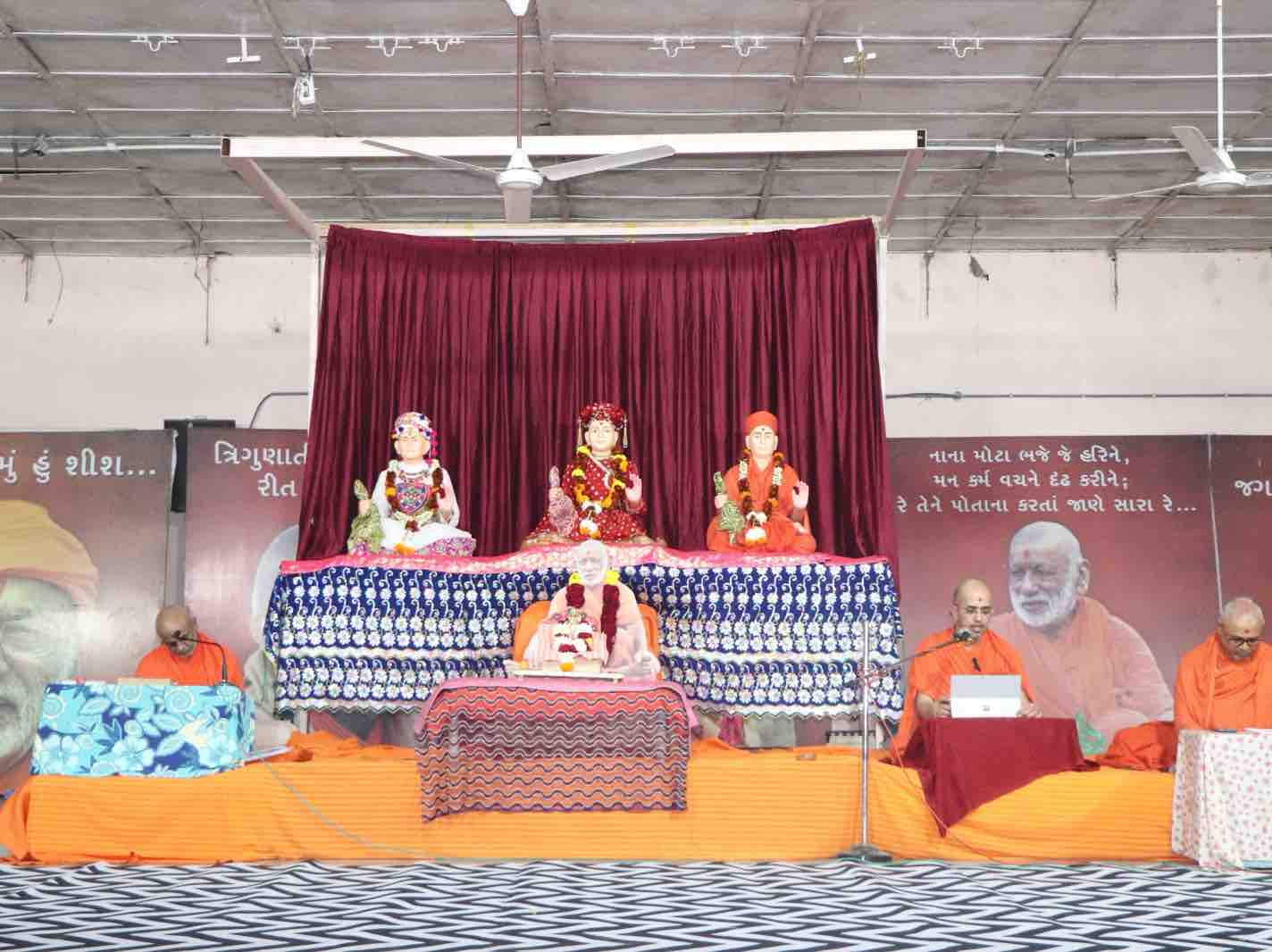Kumkum 'Ananda Dham' at Hirapur presenting the idol of 'Sadguru Swami' | કુમકુમ 'આનંદધામ ...