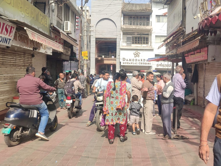 Fierce brawl between ex-councilor and shopkeepers in Vadodara over ...