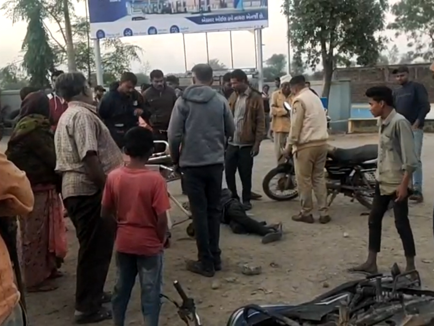 3 people were injured in an accident between two bikes on Balaiya road ...