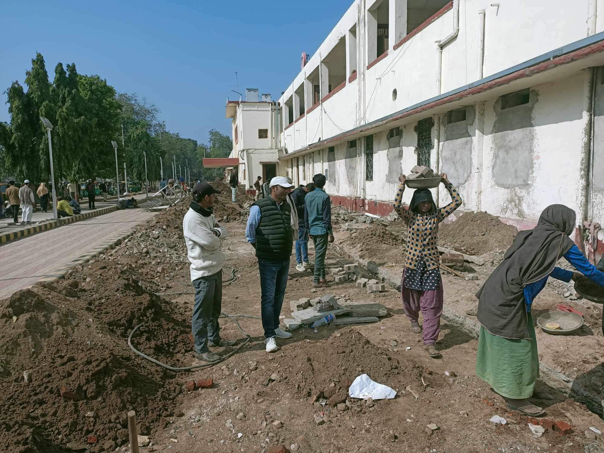 Godhra railway station entrance gate construction started | કામગીરી ...