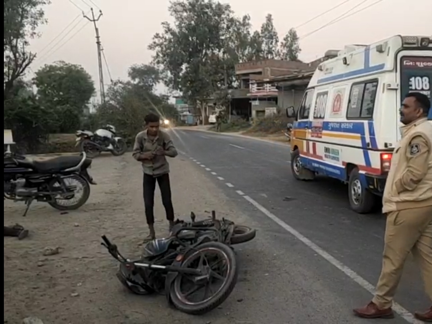 3 people were injured in an accident between two bikes on Balaiya road ...
