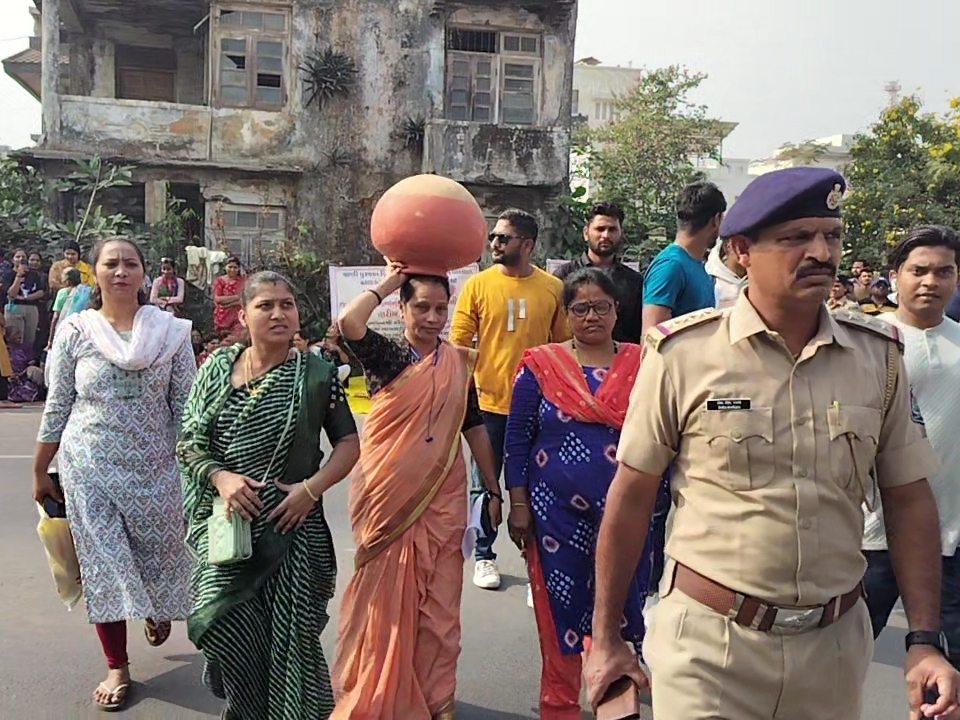 In Hanuman Bhagda area of Valsad, the municipality did not provide ...