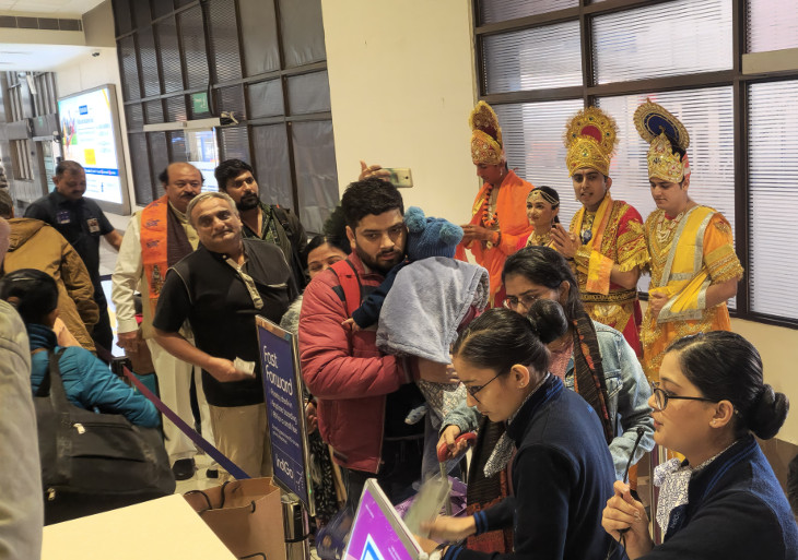 IndiGo staff dressed as Sriram, Sita, Lakshmana made the airport ring ...