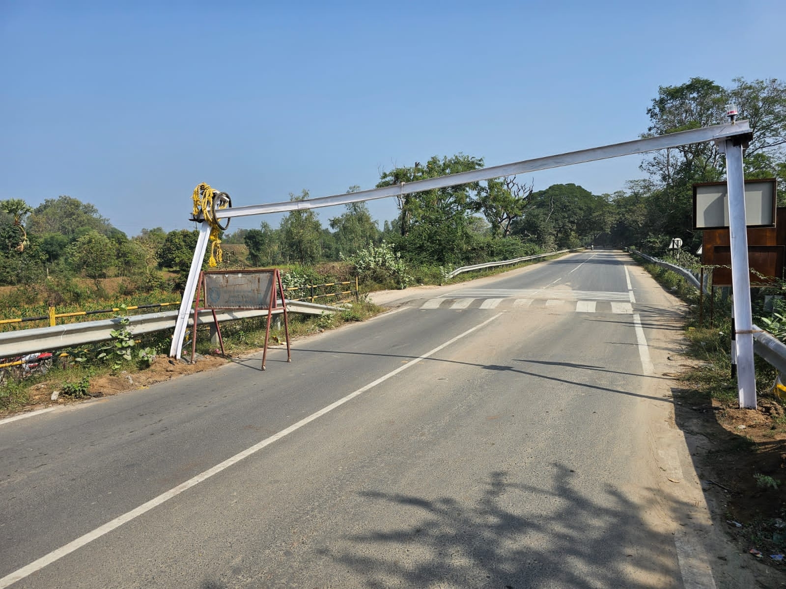 The bridge was closed due to broken railings | રેલીંગો તૂટતા પુલ બંધ ...