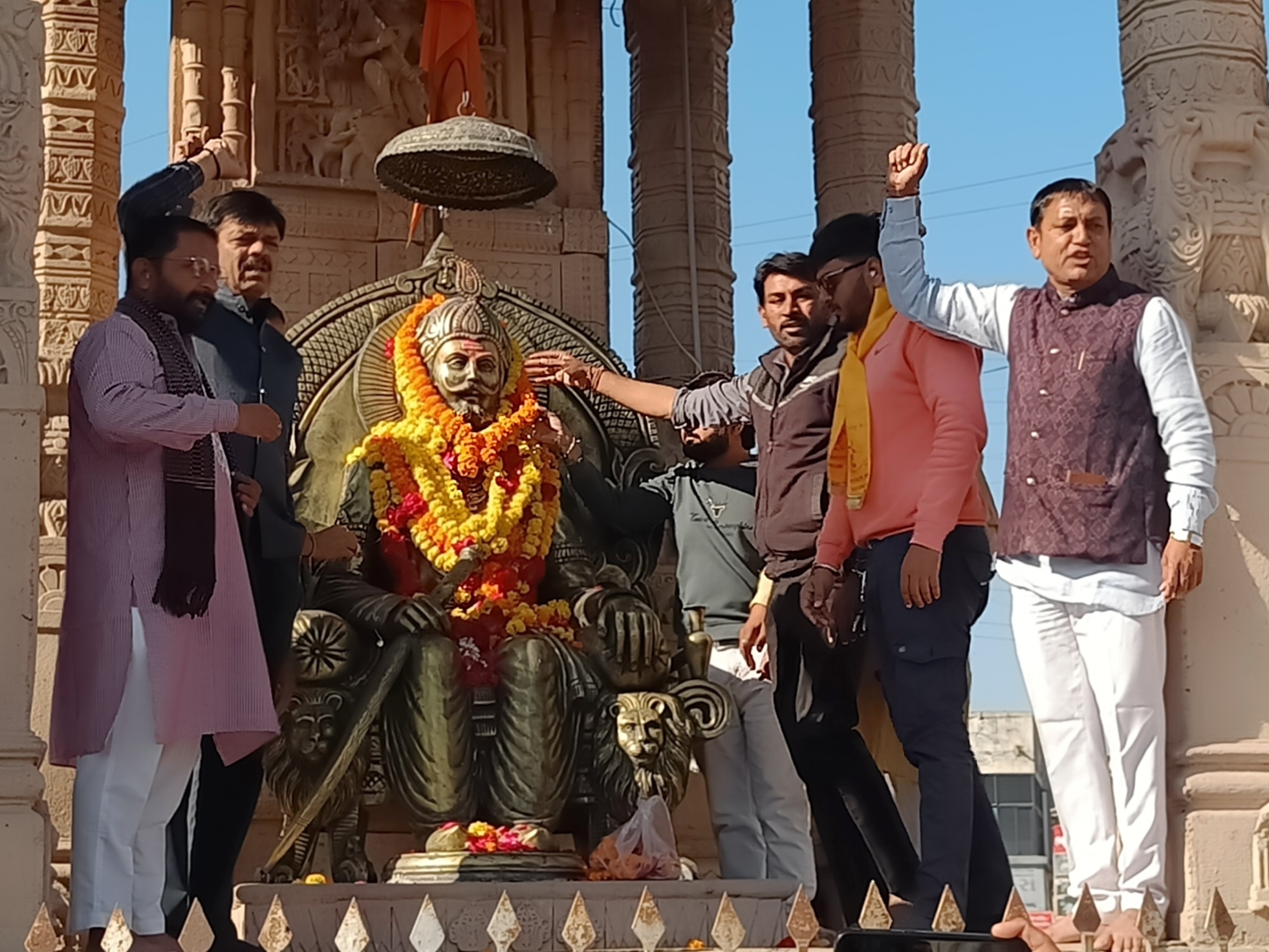 On the occasion of the 881st death anniversary, garlands were presented ...