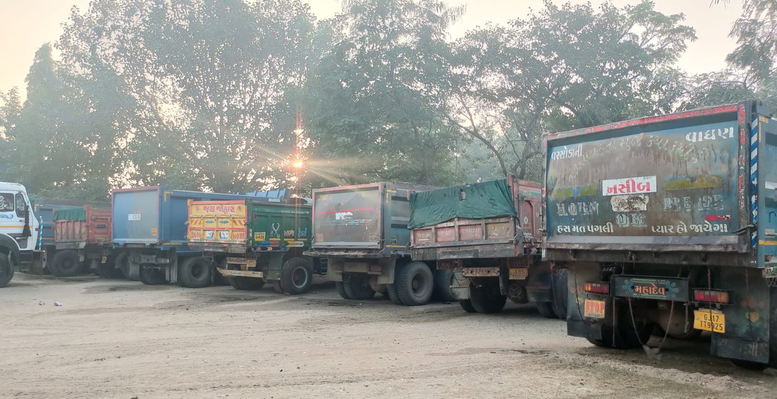 Morwa Hadaf Mamlatdar seized 9 dumpers loaded with sand and 1 tempo ...