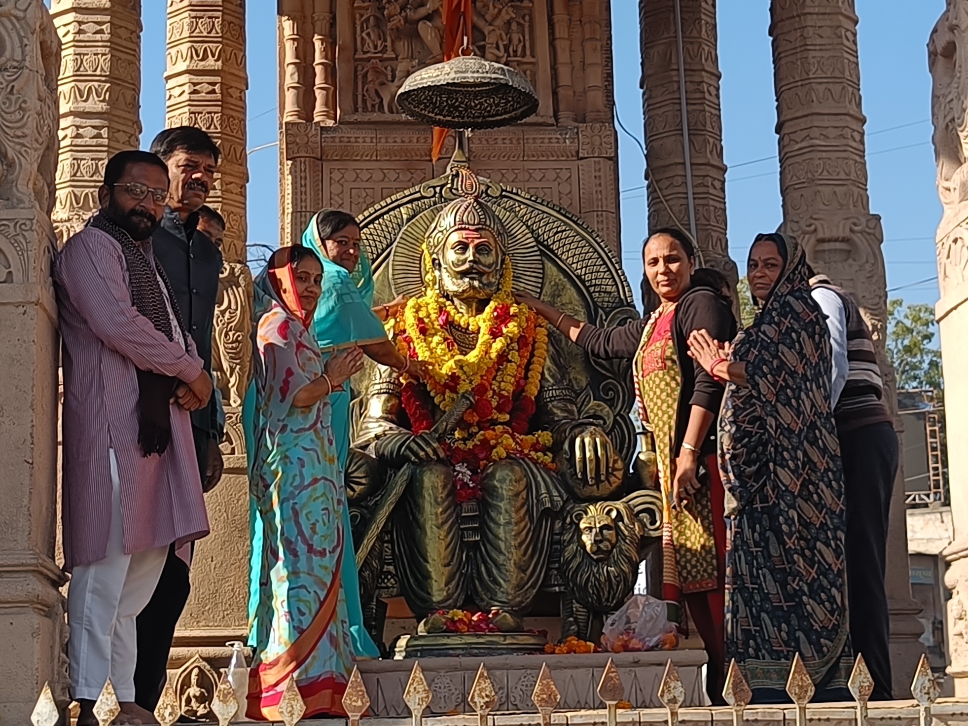 On the occasion of the 881st death anniversary, garlands were presented ...