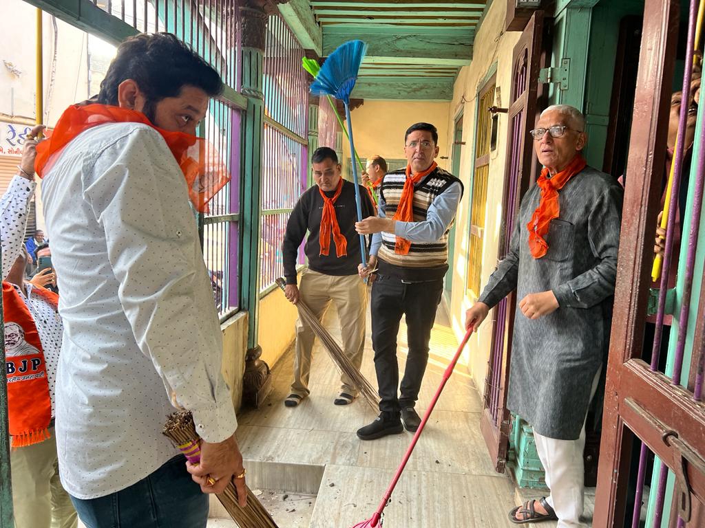 People including MLAs cleaned various places including Ramji Temple ...
