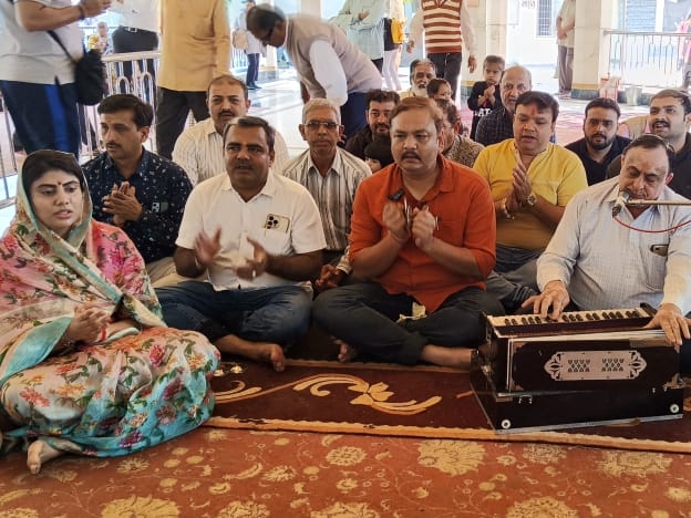 MLA Divyesh Akbari and Rivaba Jadeja joined the cleaning campaign at ...