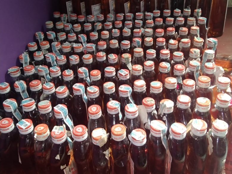 Two bootleggers arrested for smuggling liquor | દારૂની હેરાફેરી કરતા બે ...