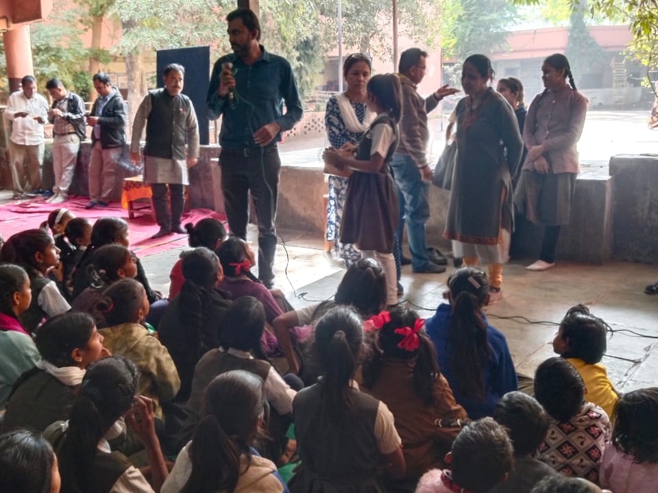 Dr. Gandhi Nirvana Day was celebrated in Head Gewar Hindi Primary ...