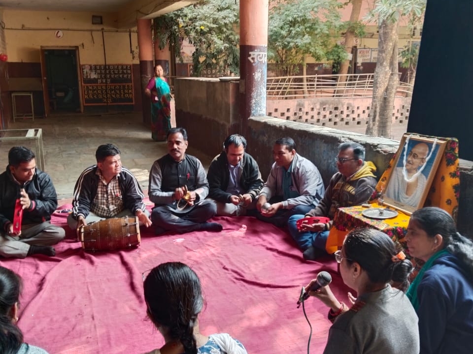 Dr. Gandhi Nirvana Day was celebrated in Head Gewar Hindi Primary ...