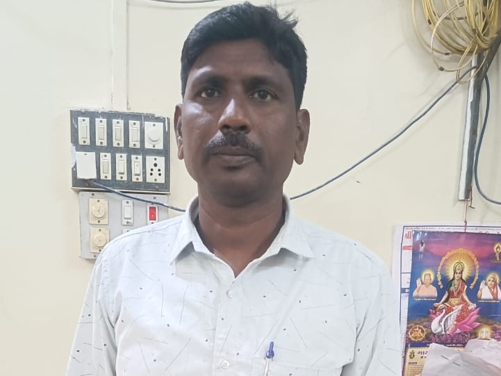 Village Sevak of Pavi Jetpur Pradhan Mantri Awas caught taking bribe of ...