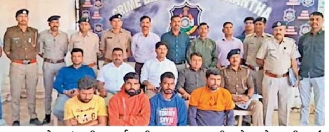 4 robbers snatch jewelery worth Rs.16.38 lakh from worker of Angadia ...