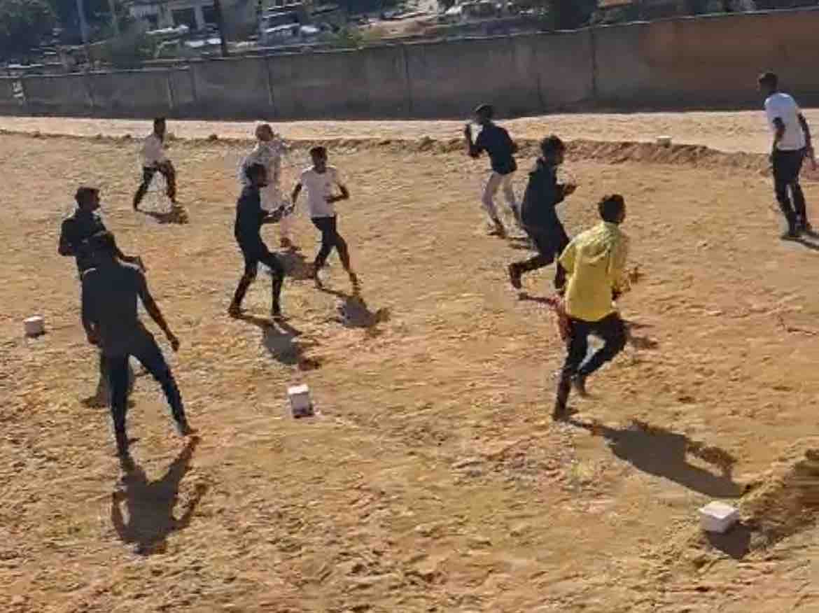 Stone throwing and free hand blows, VIDEO | પથ્થમારો અને છૂટાહાથની ...