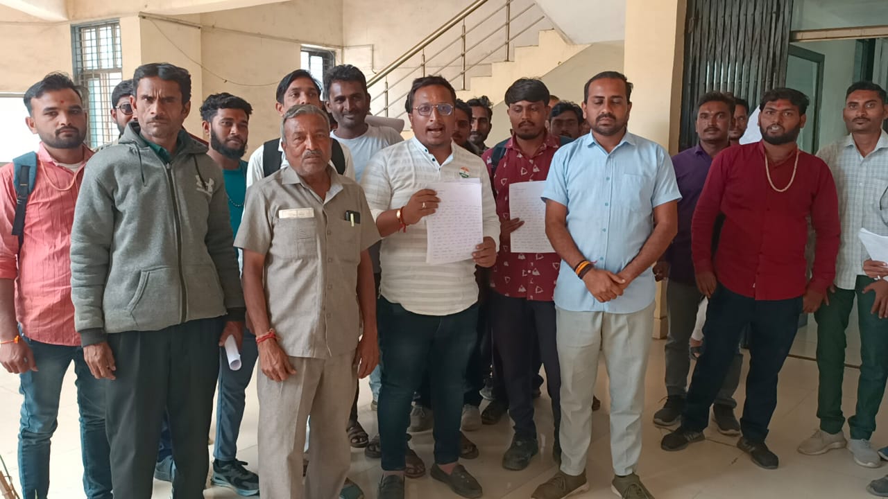 21 workers of Choksi Colors Company of Karkhadi were dismissed without ...