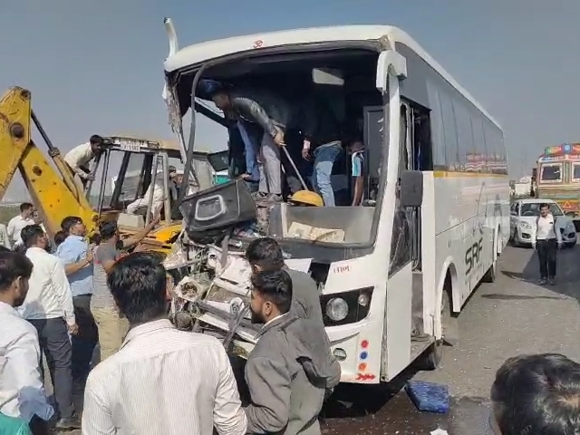 Dahej's SRF company luxury bus met with an accident | દહેજની SRF ...