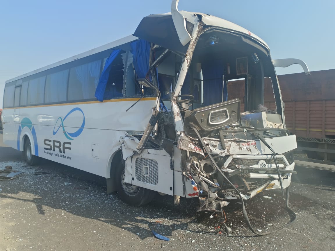 SRF company bus strays behind truck accident: 5 injured | અકસ્માત ...