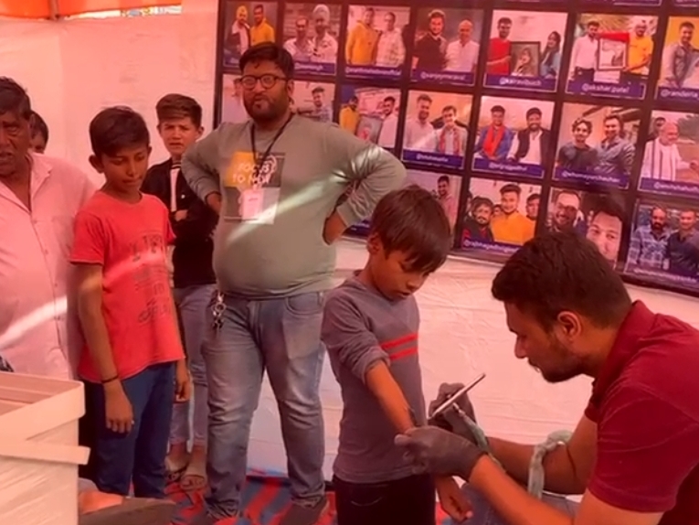 Kathalal youth gets 'Jayashree Ram' tattoo on hands of over 3100 Ram ...